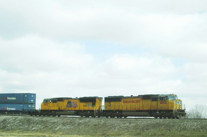UP 4698 and 5025